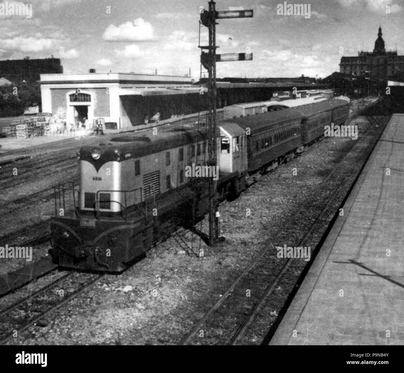 Railway station 1940s hi-res stock photography and images - Alamy