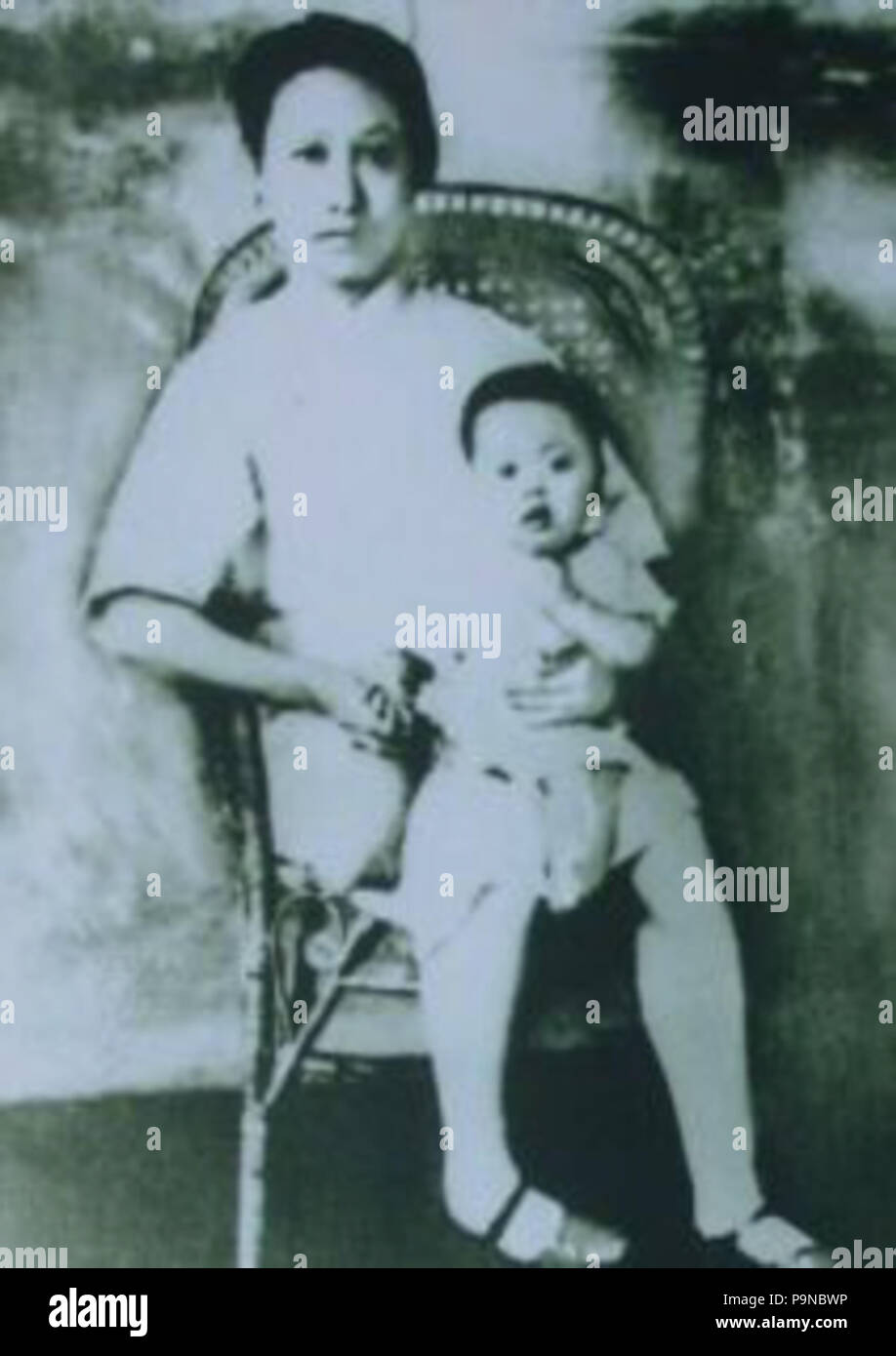 334 Zhao Yiman and her son Stock Photo - Alamy