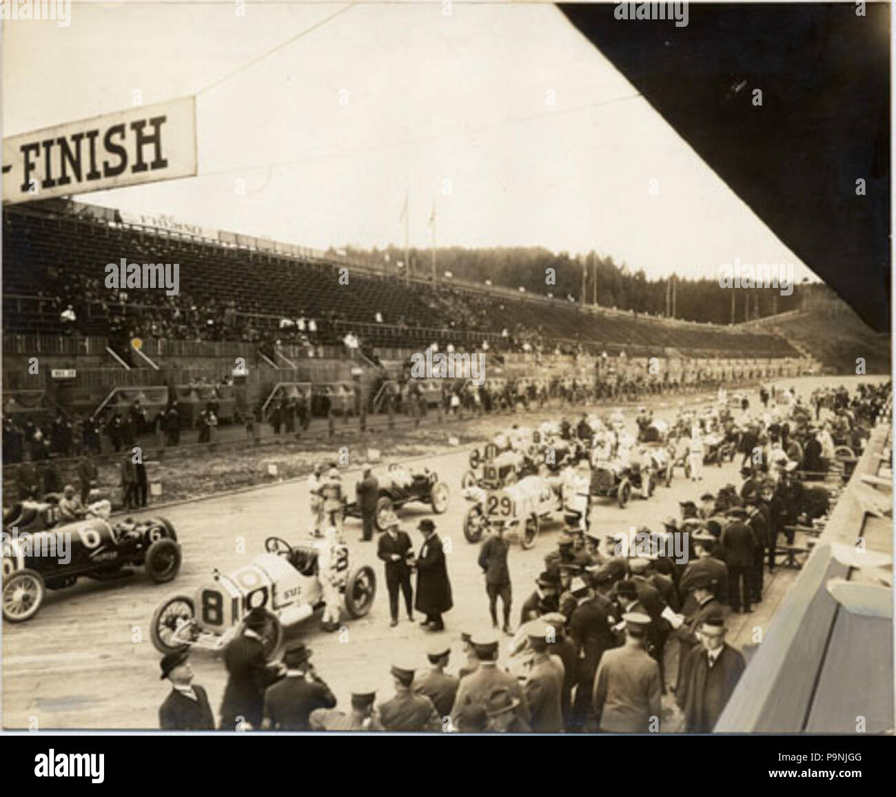 . English: The grid for the 1915 American Grand Prize race at the ...