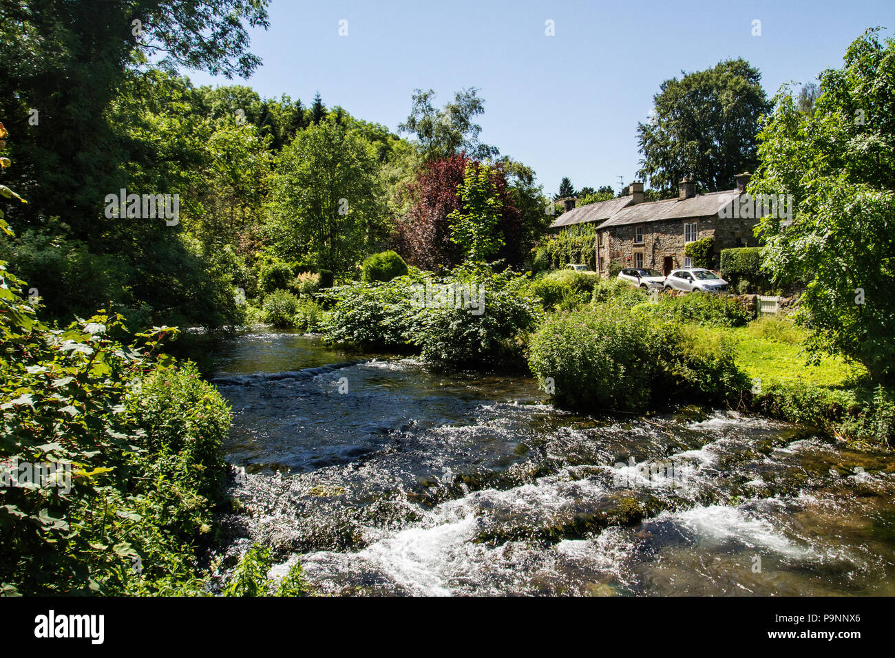 Stream cottages hi-res stock photography and images - Alamy