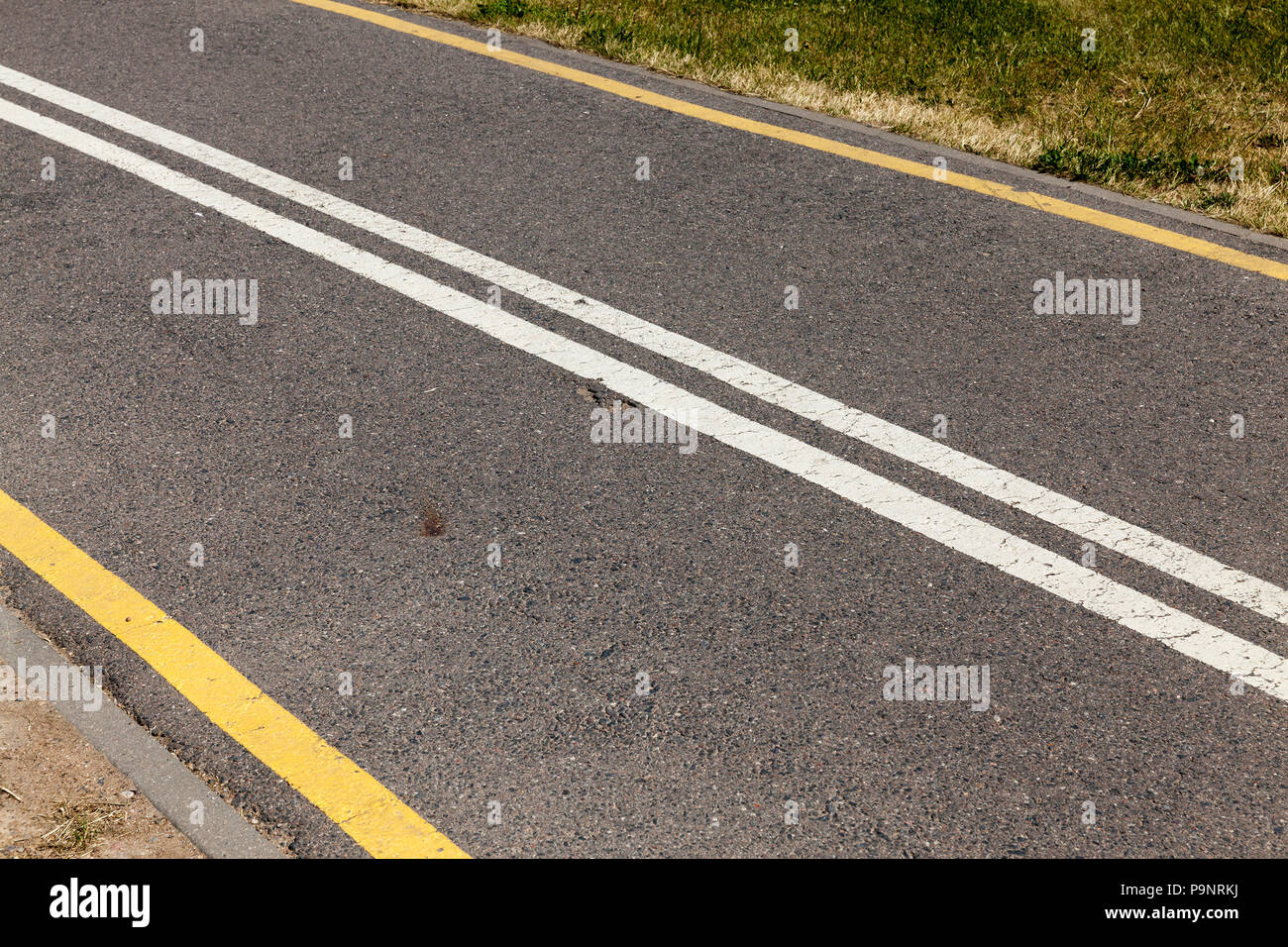 Solid yellow line hi-res stock photography and images - Alamy
