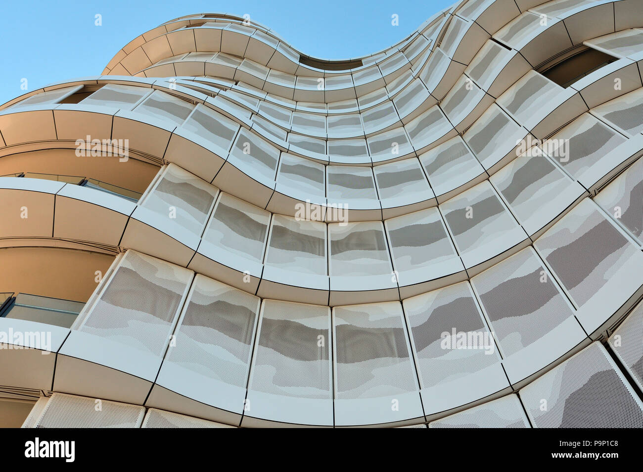 Wavy Architecture. A Tall Wavy White Building Stock Photo - Alamy