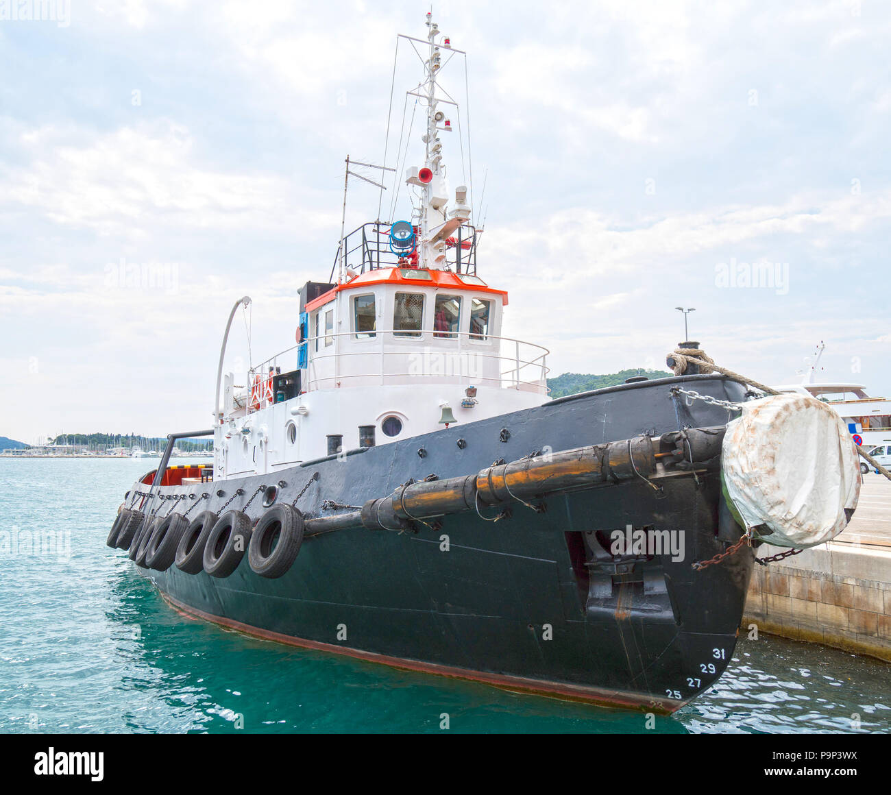 Black tugboat hi-res stock photography and images - Alamy