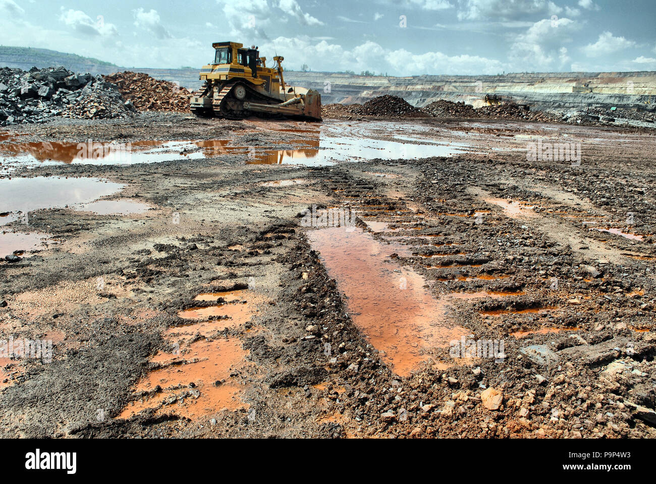 Wheel loader machine unloading rocks in the open-mine of iron ore Stock ...
