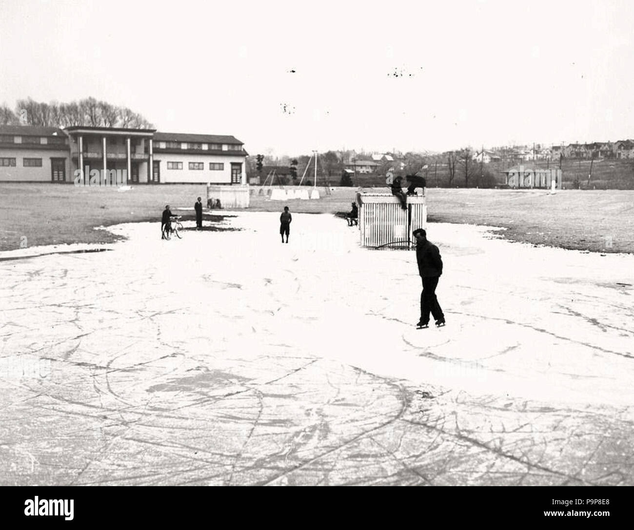 Pool skating hi-res stock photography and images - Alamy