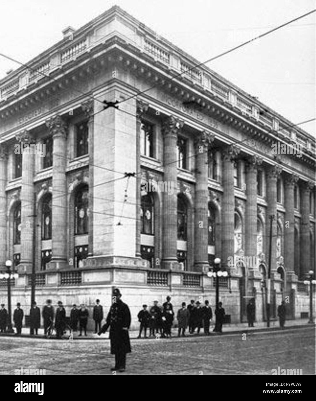 . English: The Bank of Toronto Building in 1913, on the southwest ...