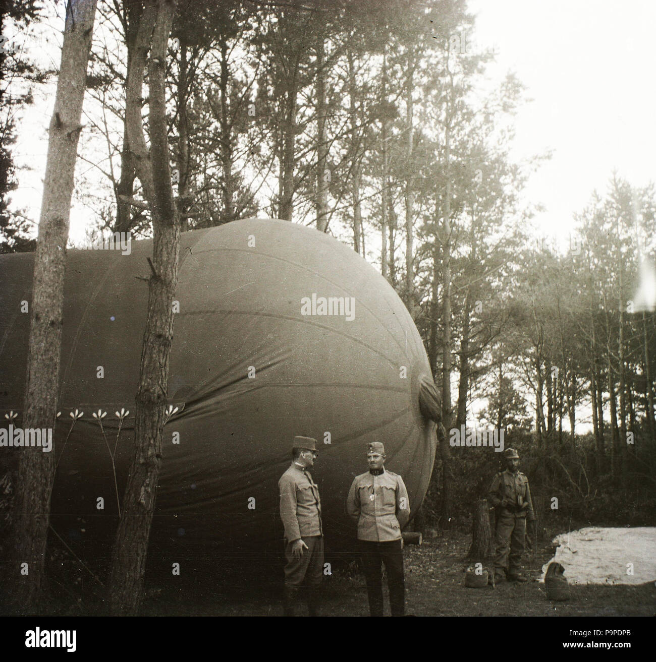 World war observation balloon hi-res stock photography and images - Alamy