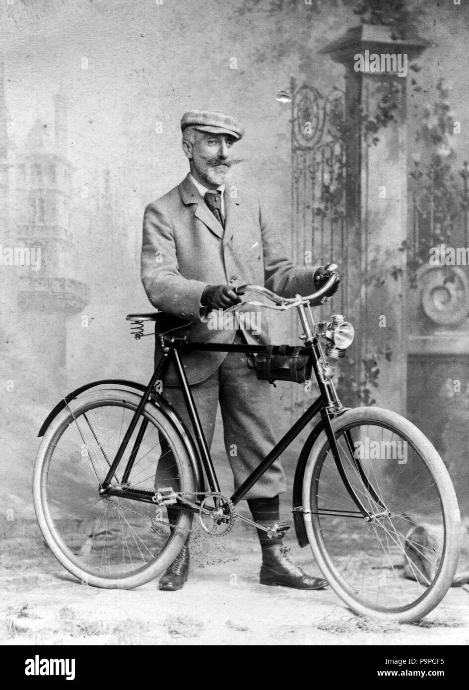 Early 1900s bicycle hi-res stock photography and images - Alamy