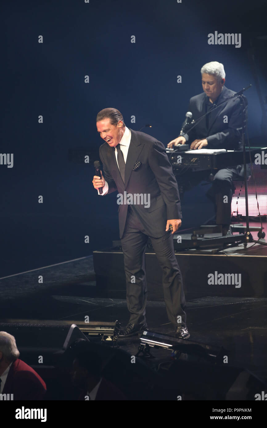 Mexican singer Luis Miguel, during his first night in a series of ...