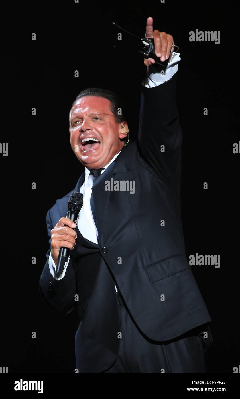 Cantante mexicano luis miguel hi-res stock photography and images - Alamy