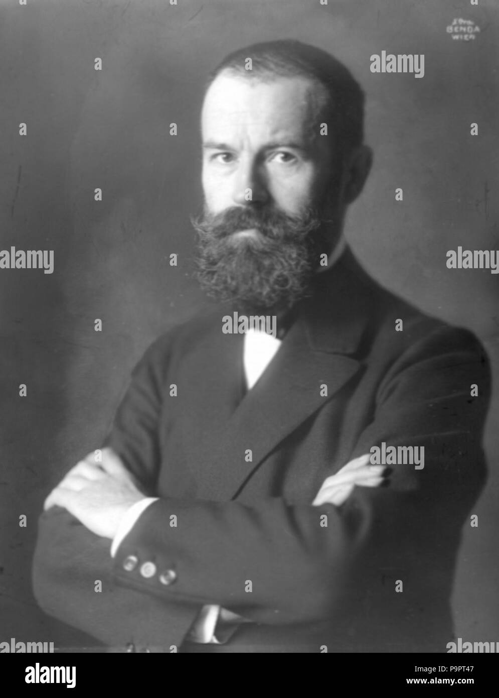 Alfred Roller in einem schwarzen Jackett mit aufschlaglosen Ärmeln und ...