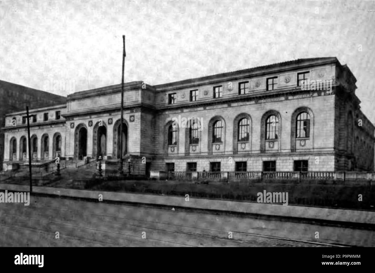 . English: Photograph of the central library of the St. Louis Public ...