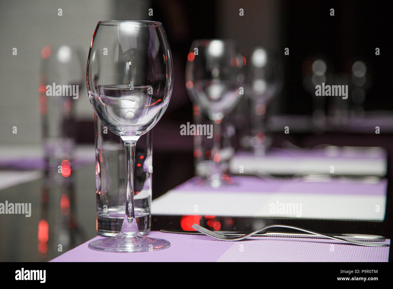 Empty glass glasses on the table in the restaurant Stock Photo - Alamy