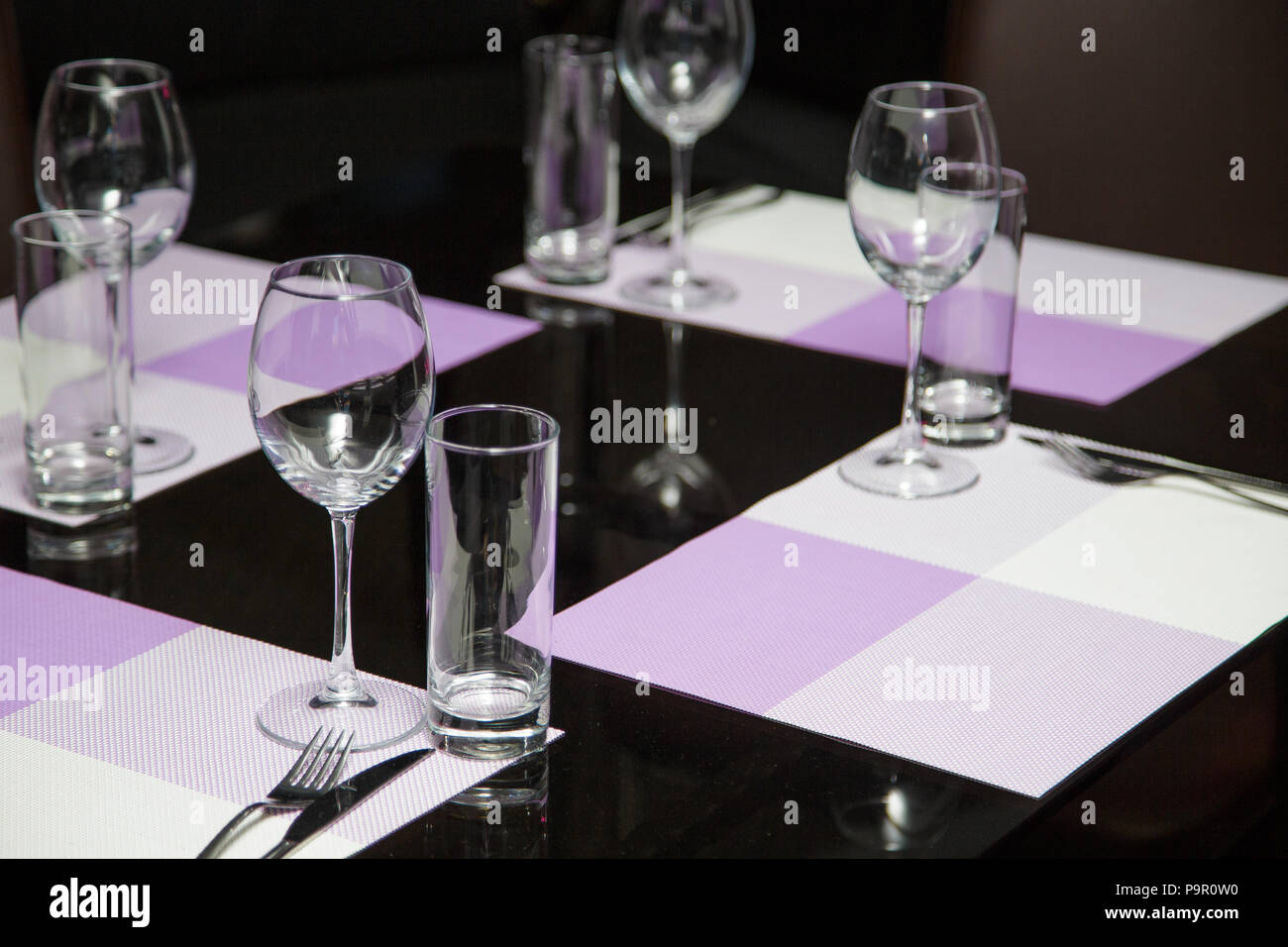 Empty glass glasses on the table in the restaurant Stock Photo - Alamy