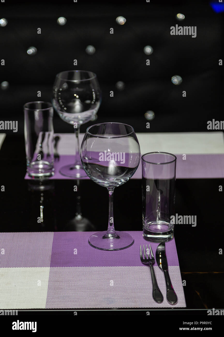 Empty glass glasses on the table in the restaurant Stock Photo - Alamy