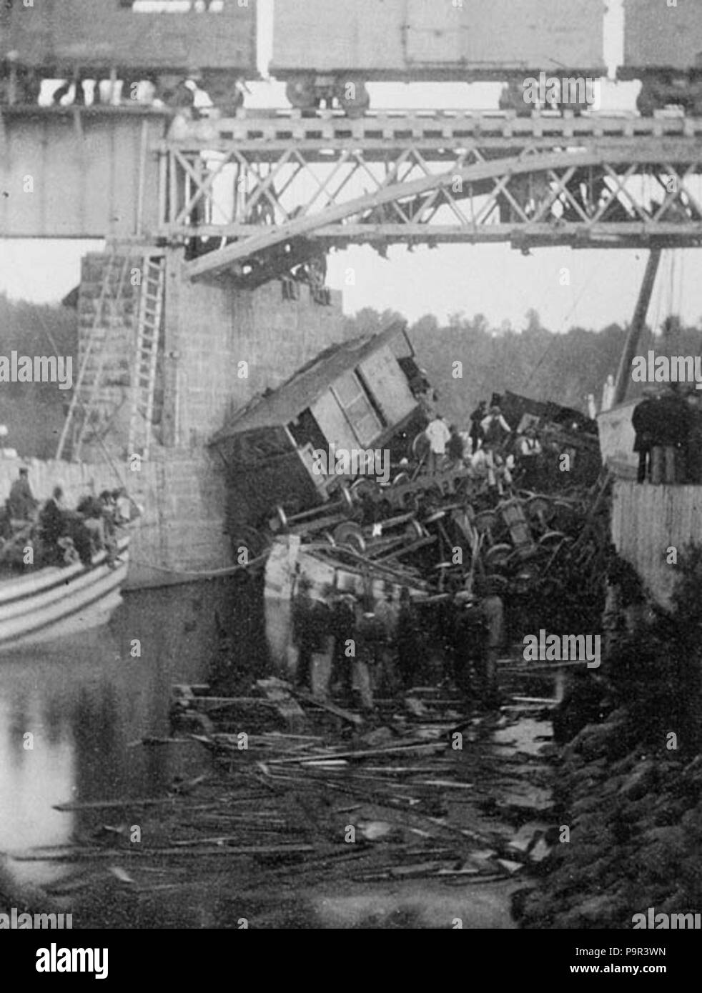 Railway bridge crash hi-res stock photography and images - Alamy