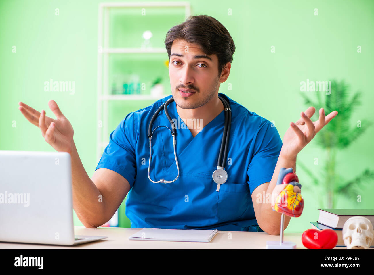 Doctor student explaining heart hi-res stock photography and images - Alamy
