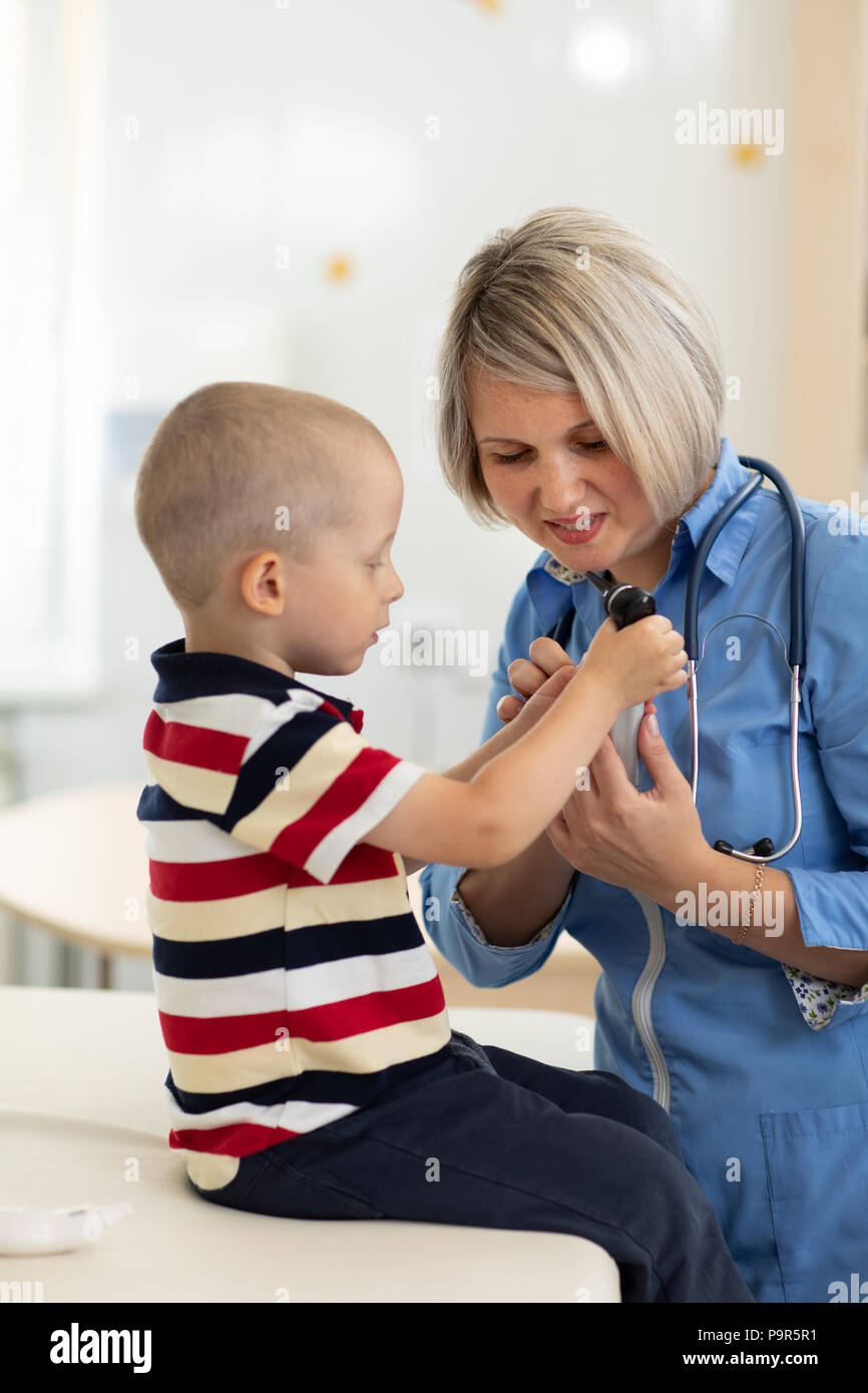 Doctor communicating with kid patient Stock Photo - Alamy