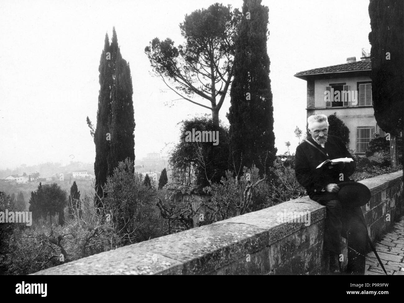 307 Cholnoky Jenő egy Torre del Gallo melletti villa kerjében. Fortepan ...