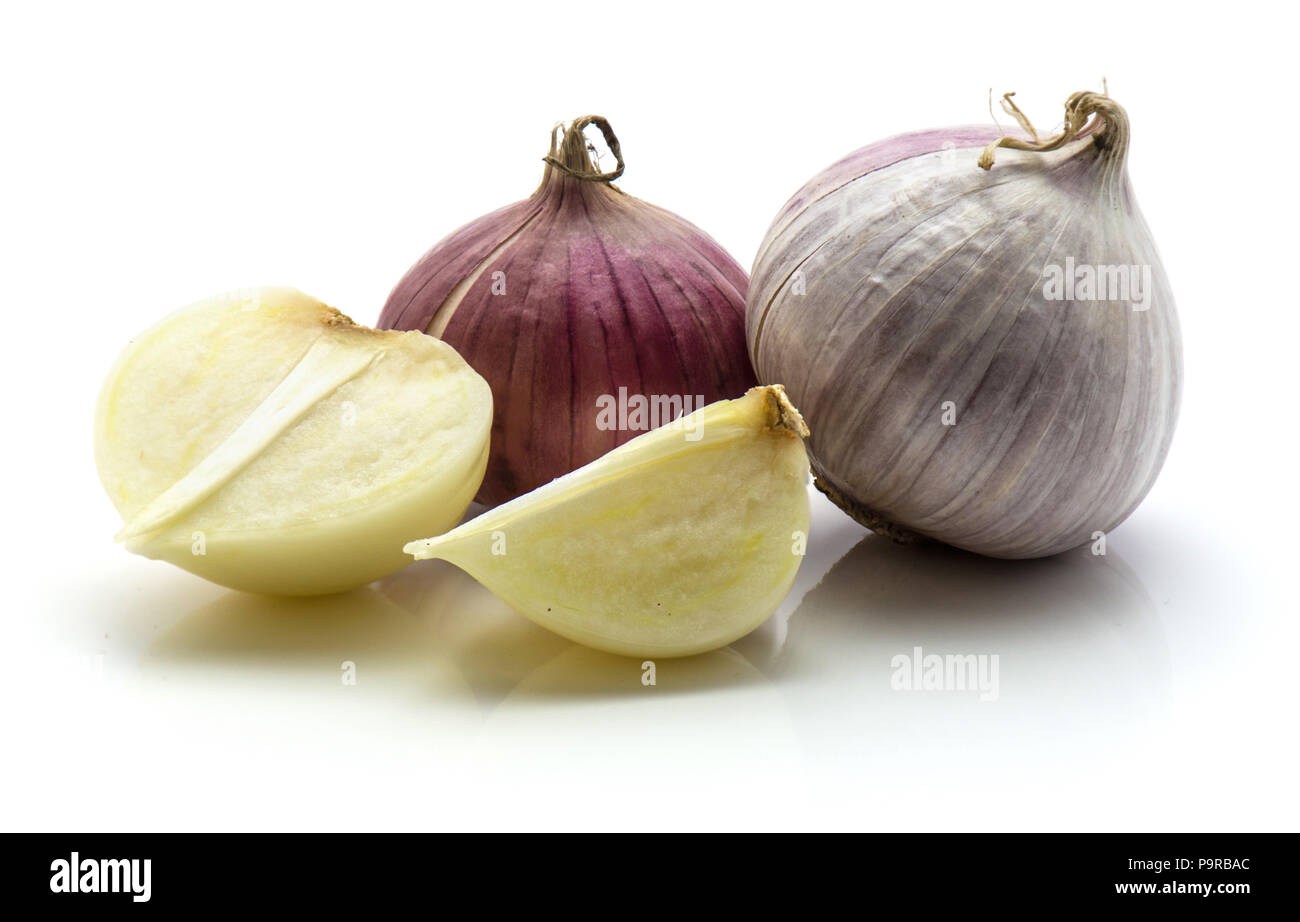 Two whole, one half, quarter of solo garlic isolated on white ...