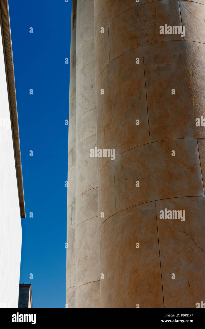 Diagonal columns building hi-res stock photography and images - Alamy