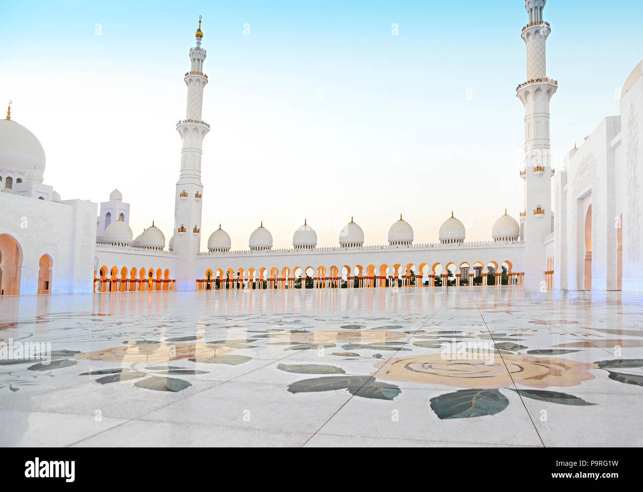 Sheikh Zayed Mosque in the evening. Abu Dhabi, United Arab Emirates ...