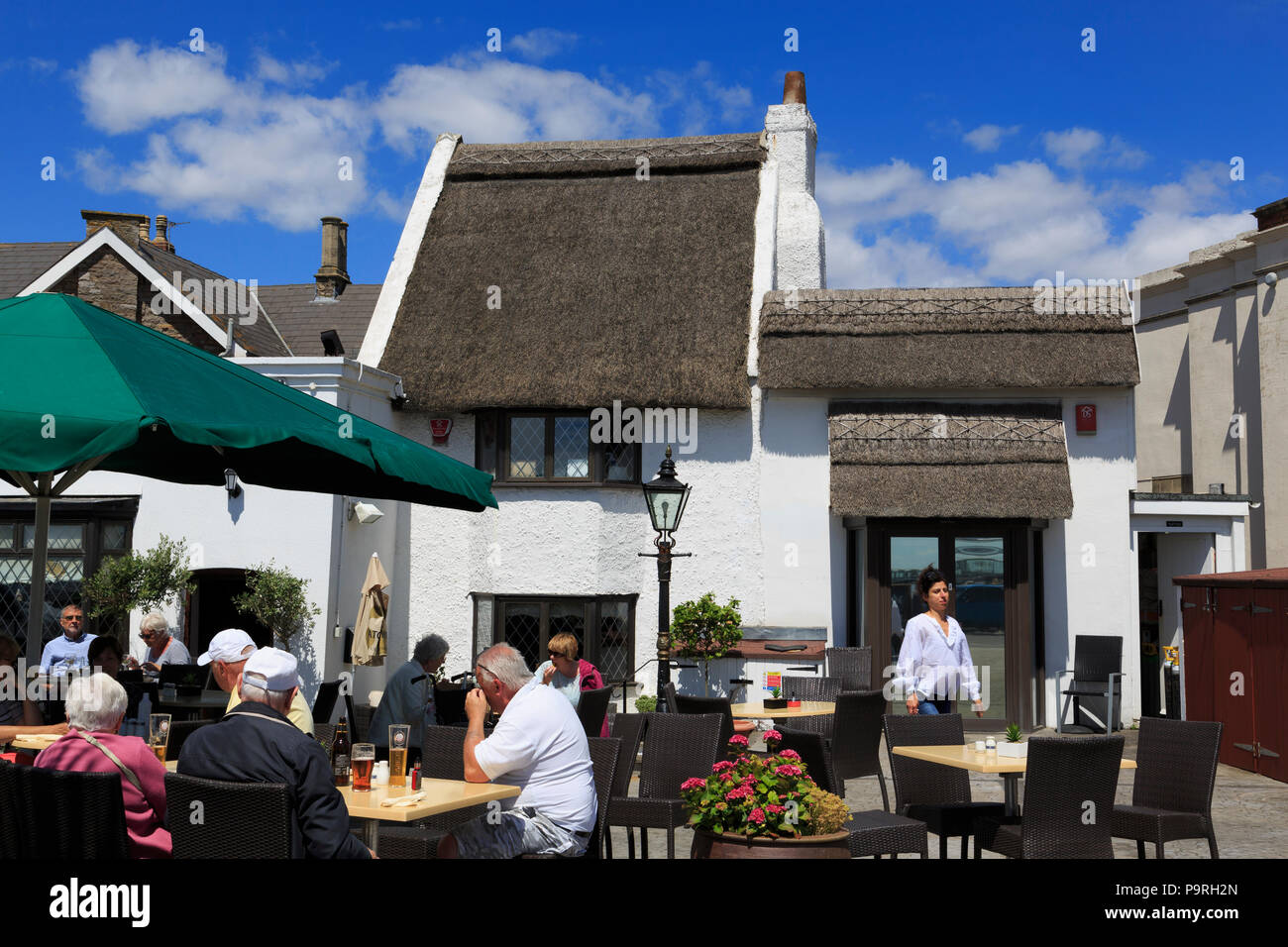 Old thatched cottage hi-res stock photography and images - Alamy