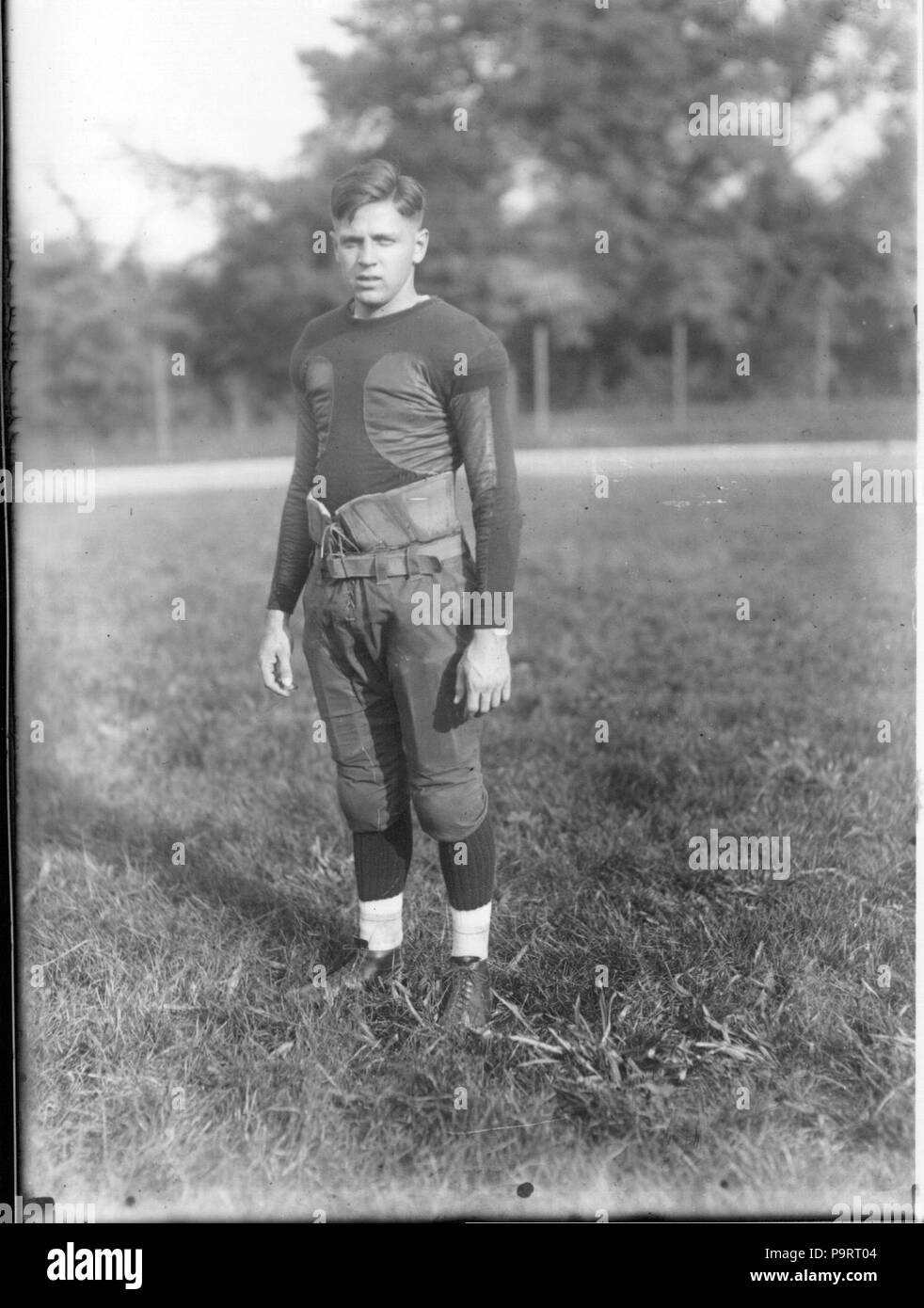 Archival american football player hi-res stock photography and images ...