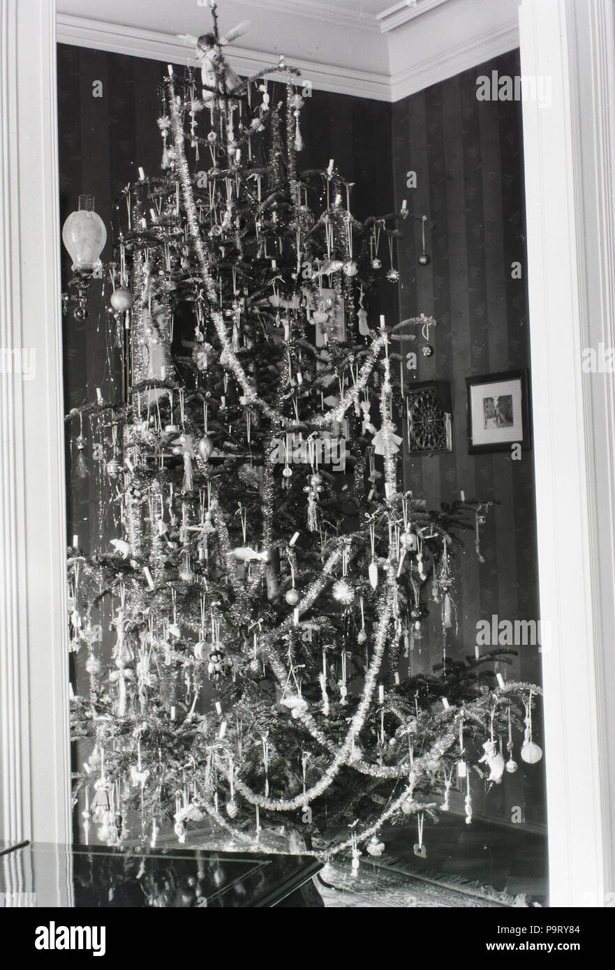 Early 1900s christmas tree hi-res stock photography and images - Alamy
