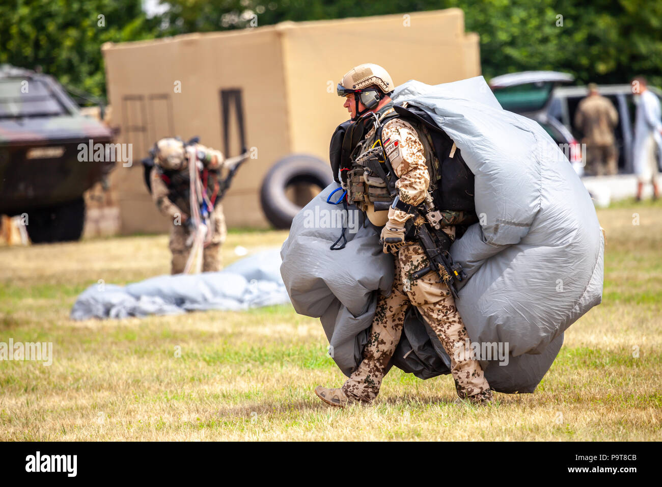 German paratroopers uniform hi-res stock photography and images - Alamy
