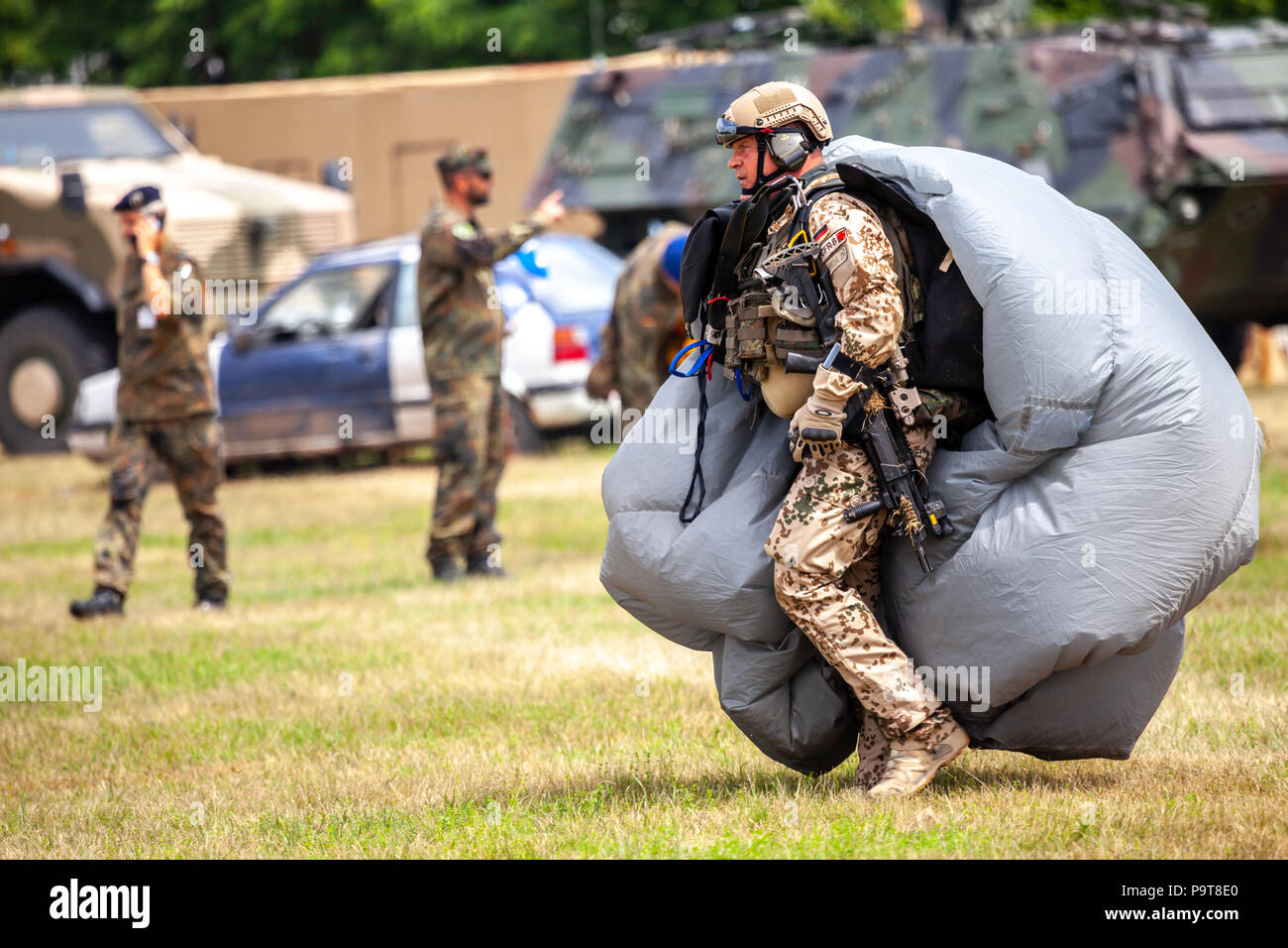German paratroopers uniform hi-res stock photography and images - Alamy