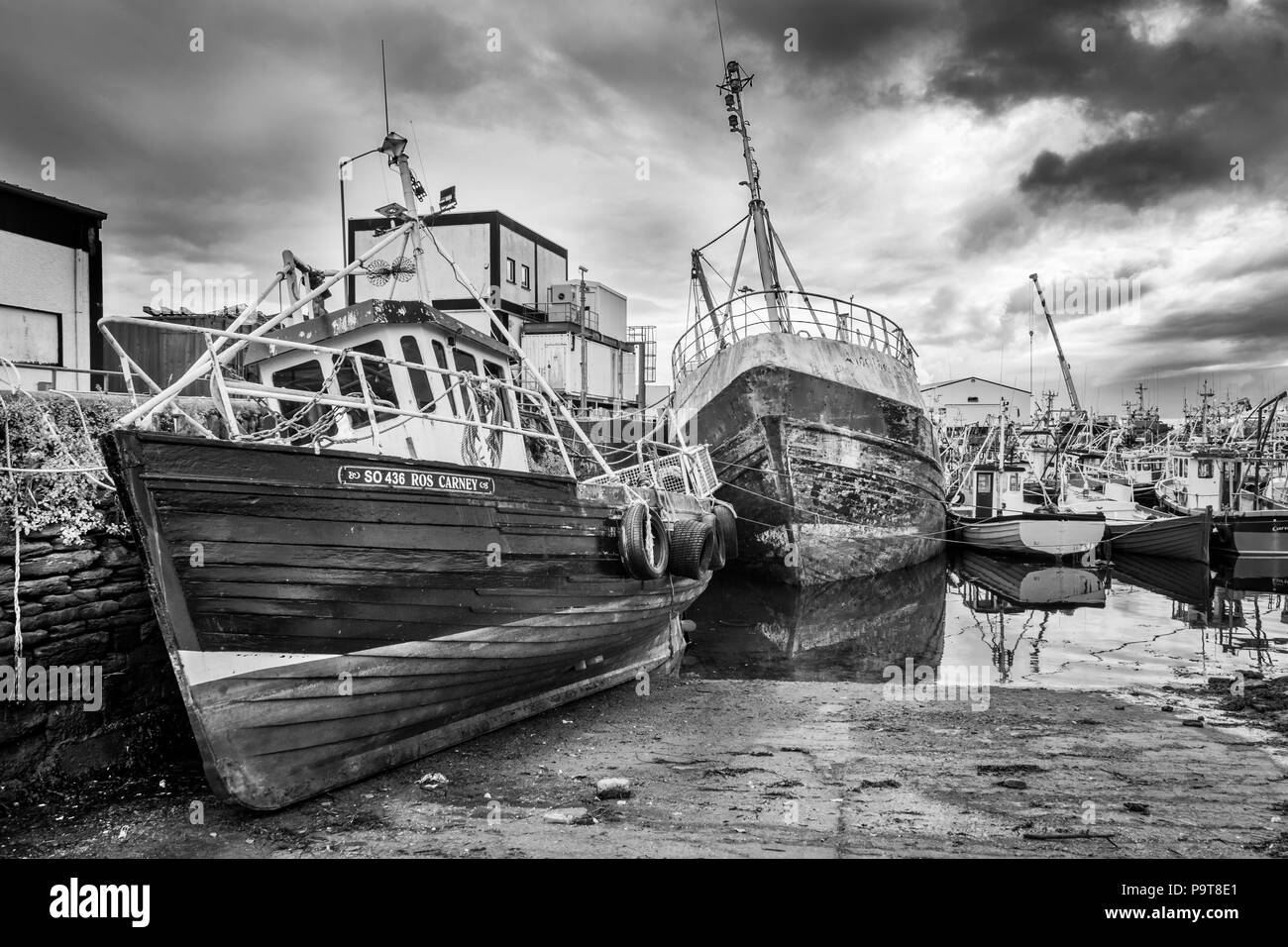 Vessels in irish seaside village hi-res stock photography and images ...