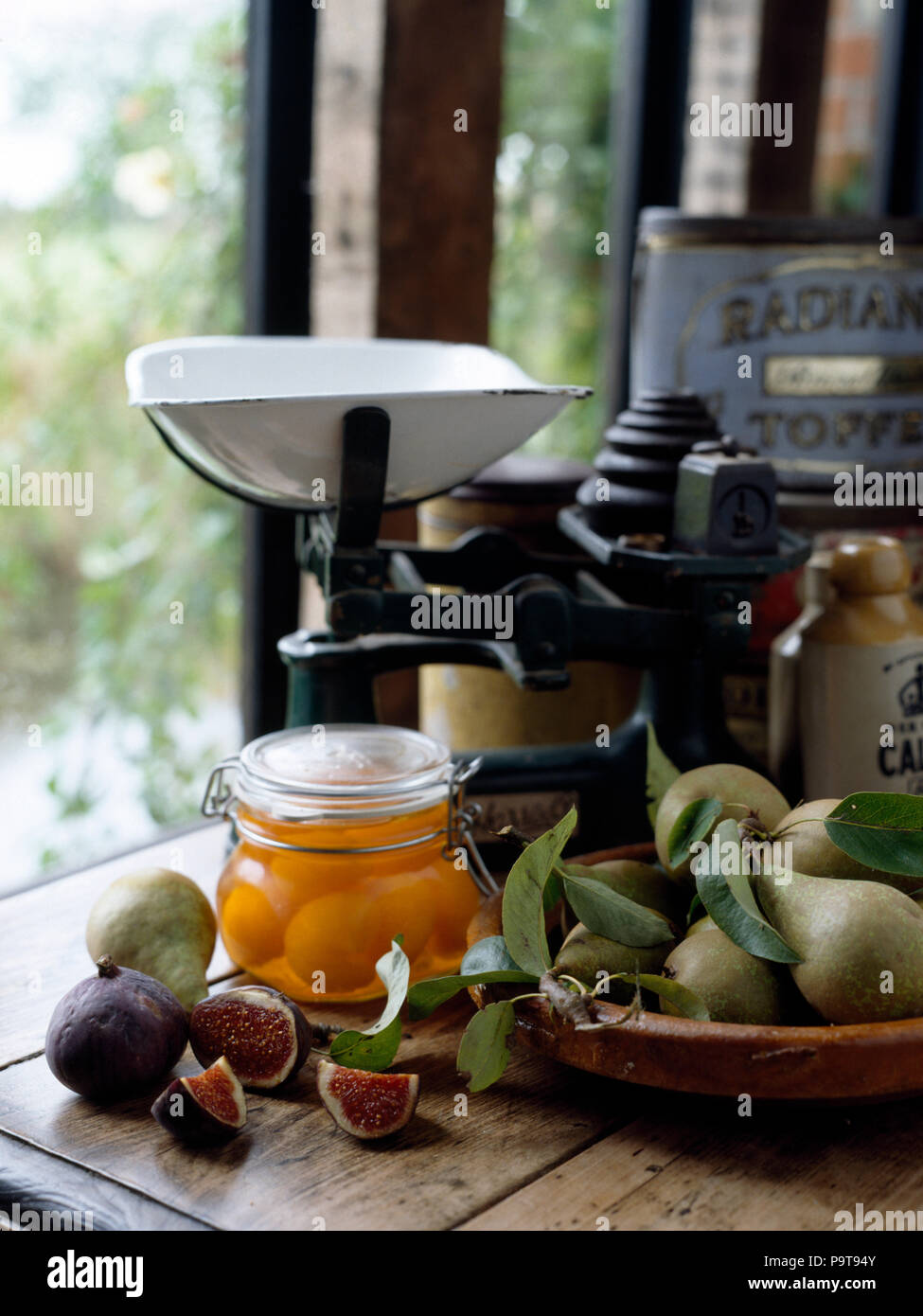 Old fashioned scales and food hi-res stock photography and images - Alamy