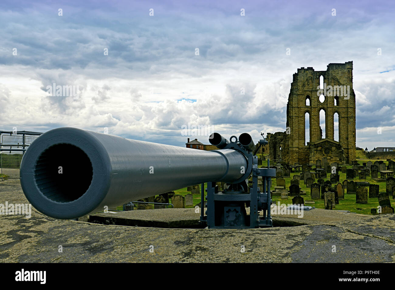 Tynemouth Priory and Castle with 12 inch WWII artillery gun Stock Photo ...