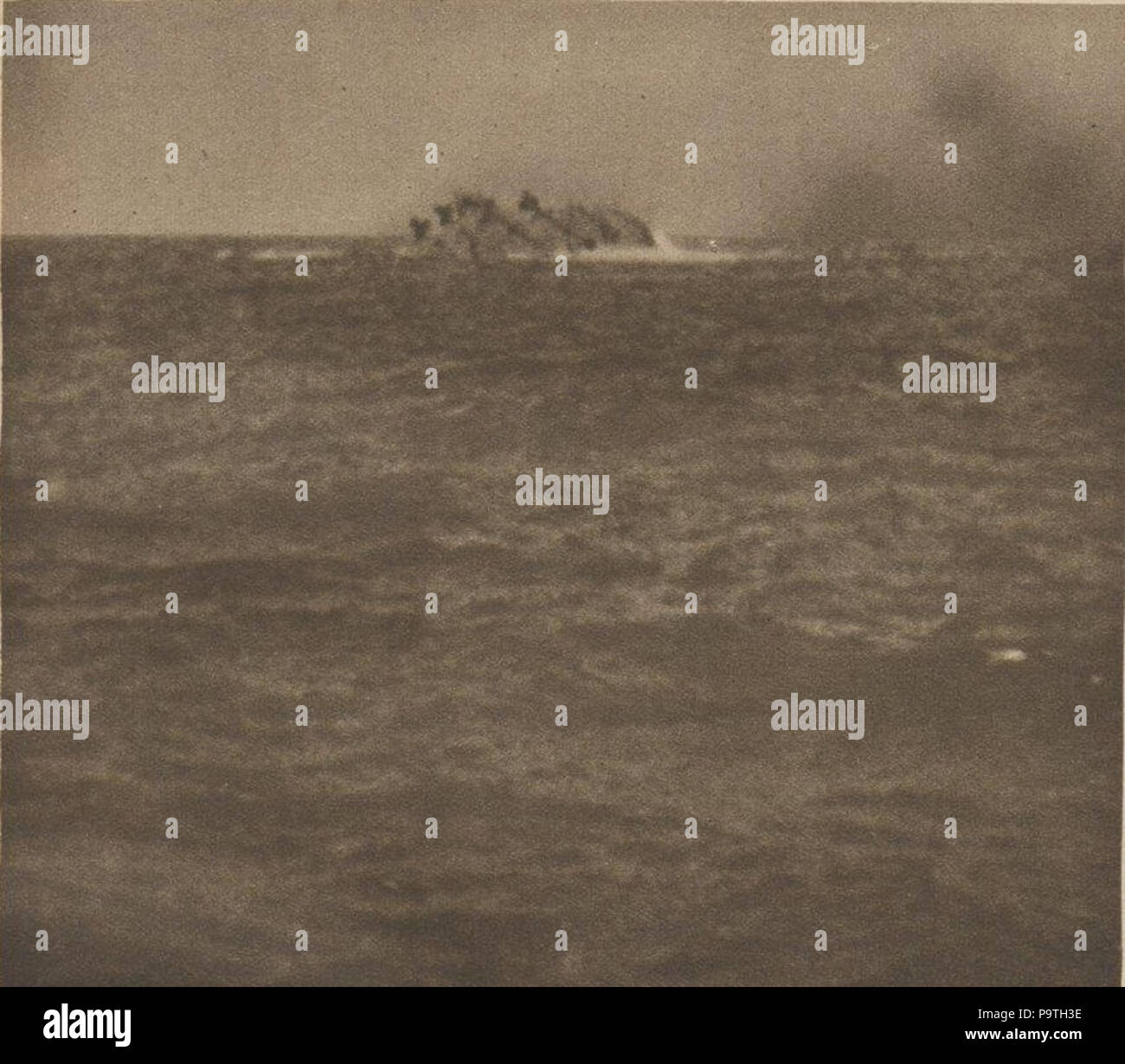 360 Cuirasse le Danton chavirant et sombrant mars 1917 Stock Photo - Alamy