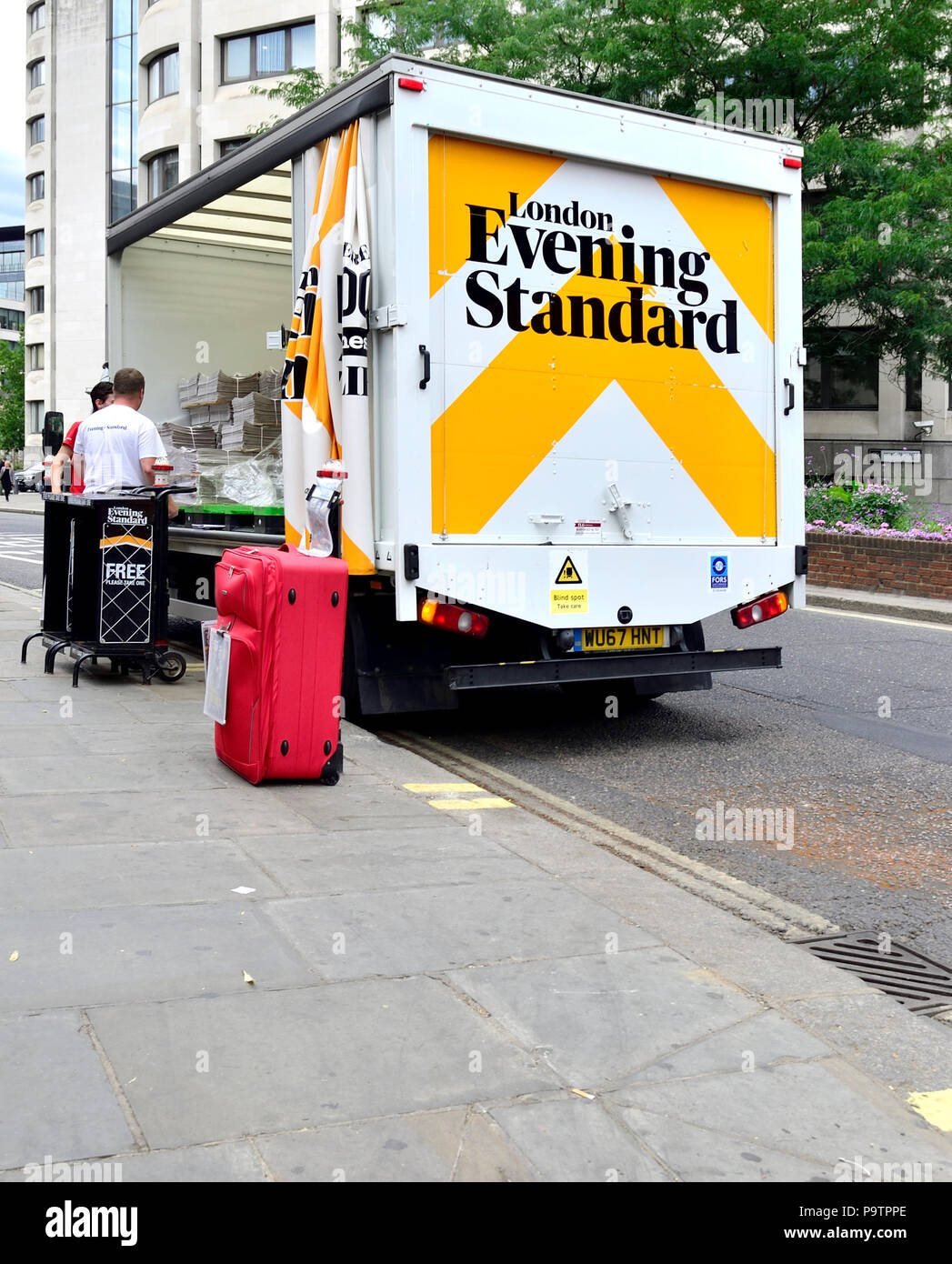 Unloading lorry hi-res stock photography and images - Alamy