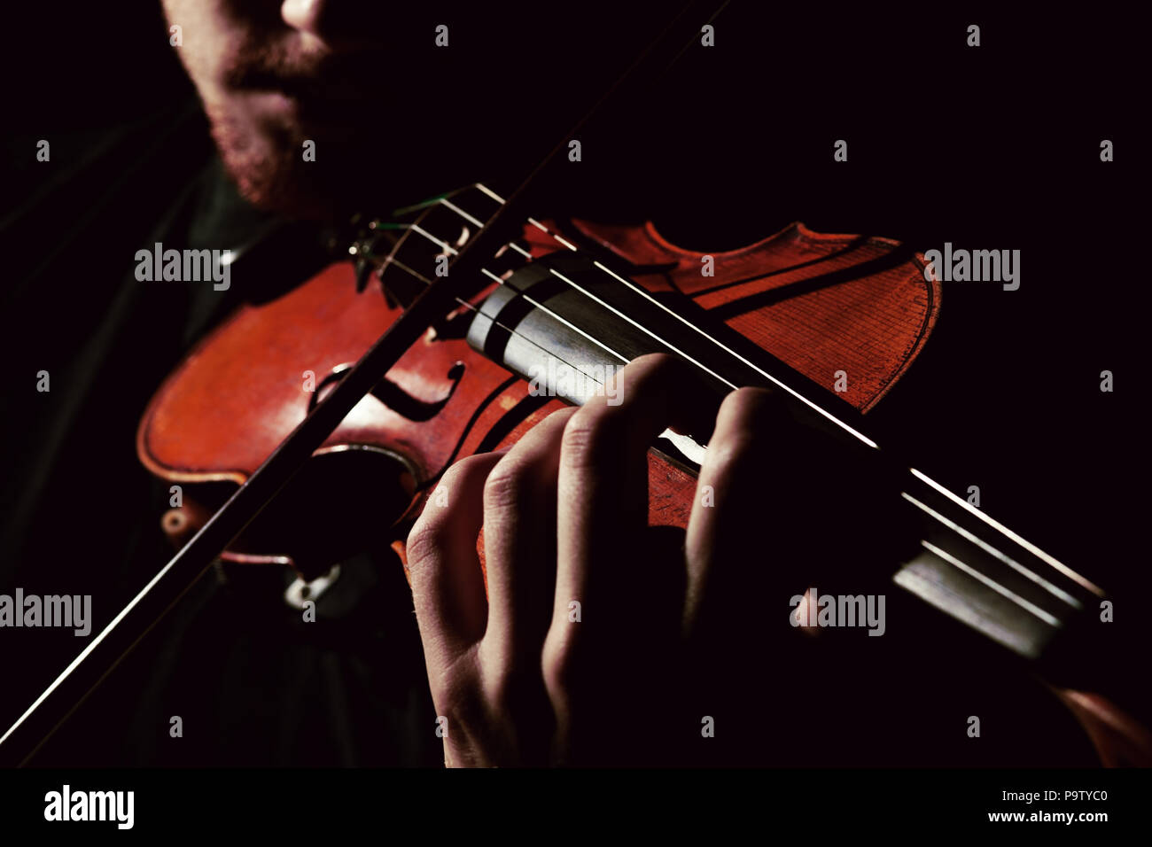 Man playing violin hi-res stock photography and images - Alamy