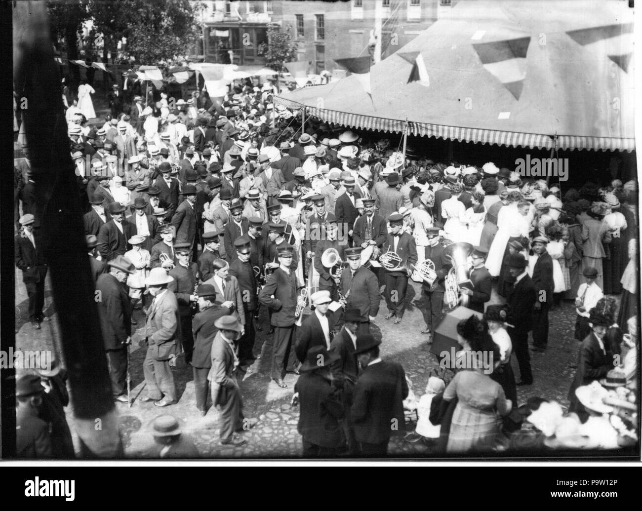 Street view crowd Black and White Stock Photos & Images - Alamy
