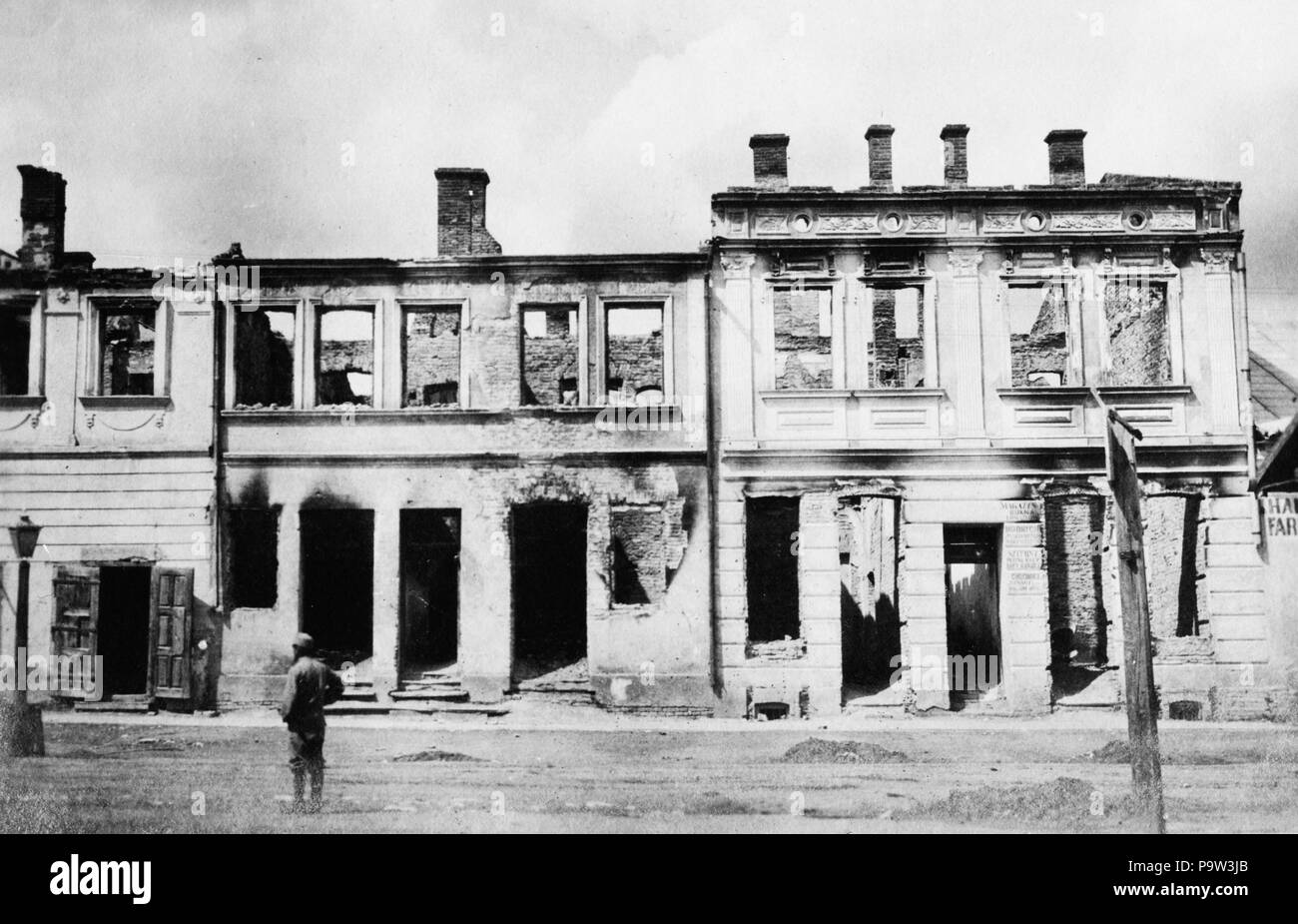 369 Damaged building, war damage, First World War, ruins, soldier ...