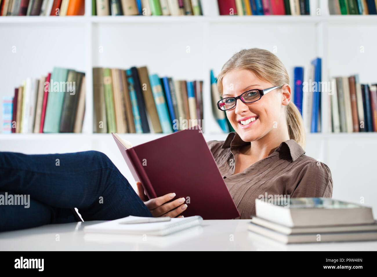 Student learning in library Stock Photo - Alamy