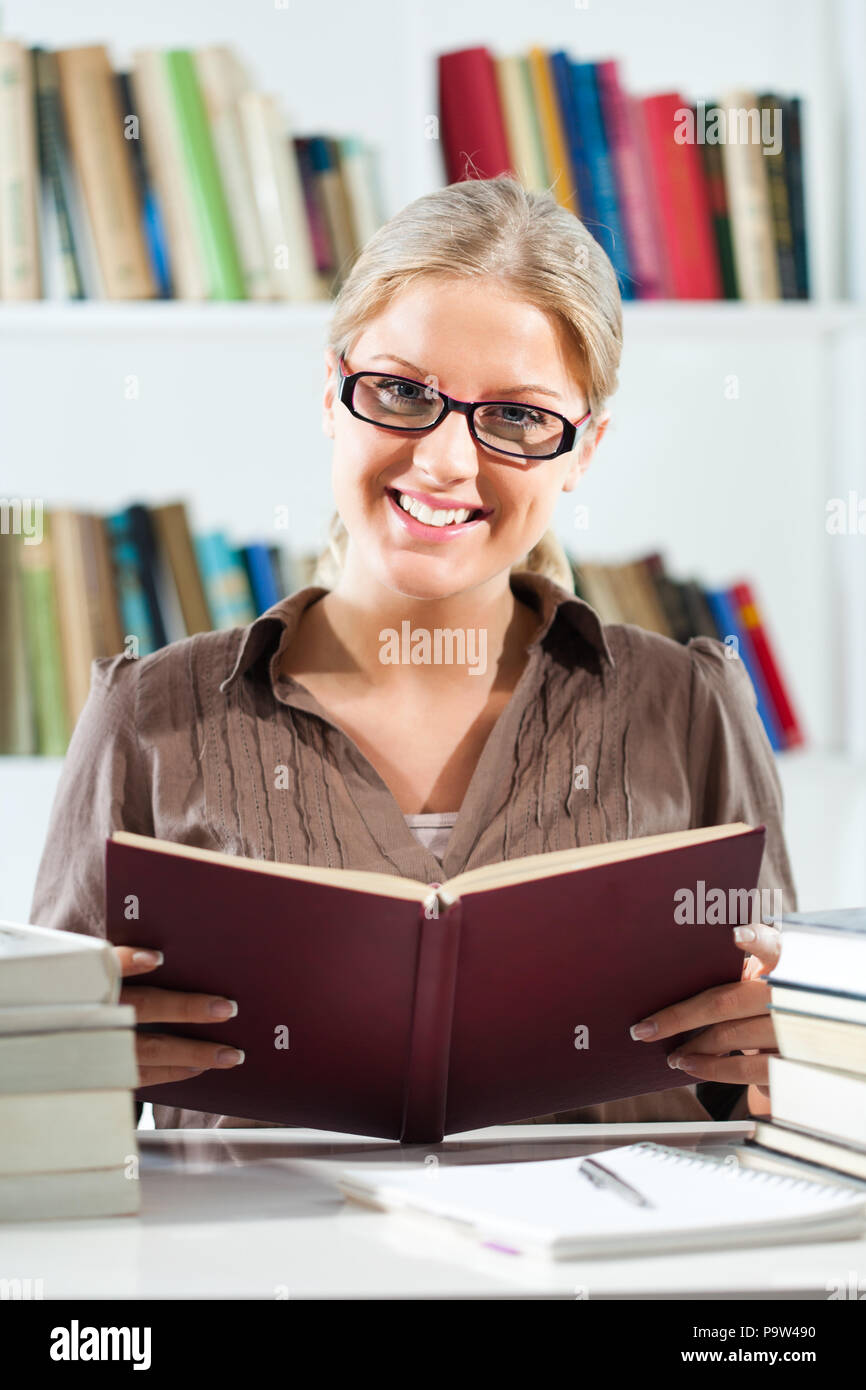 Student learning in library Stock Photo - Alamy