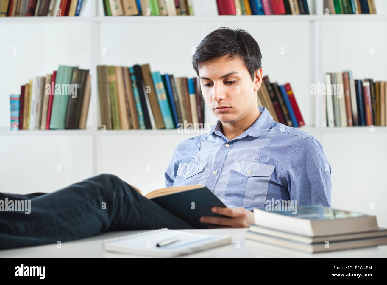 Student learning in library Stock Photo - Alamy