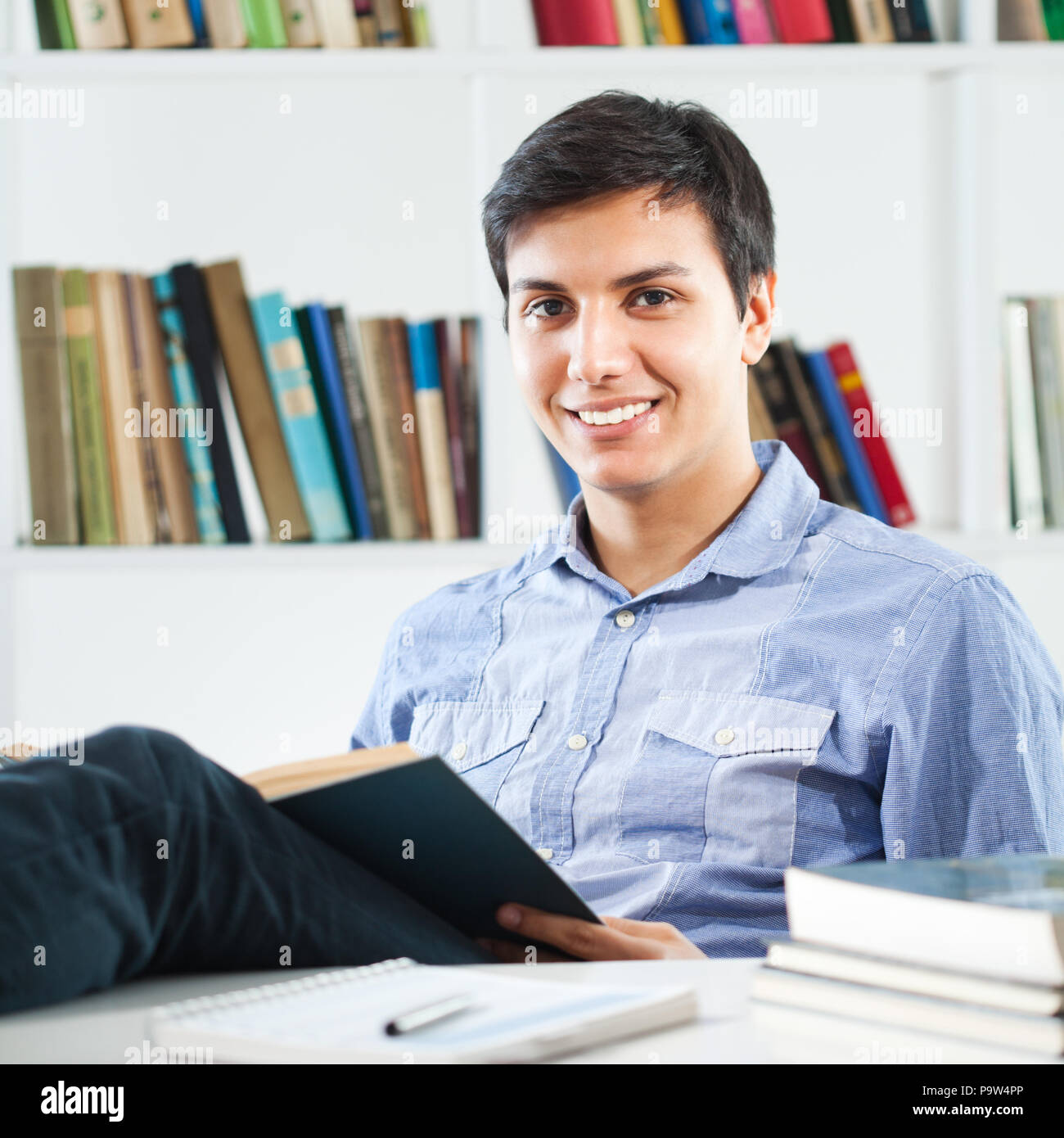 Student learning in library Stock Photo - Alamy