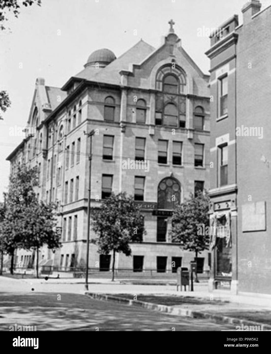 University of chicago building Black and White Stock Photos & Images ...