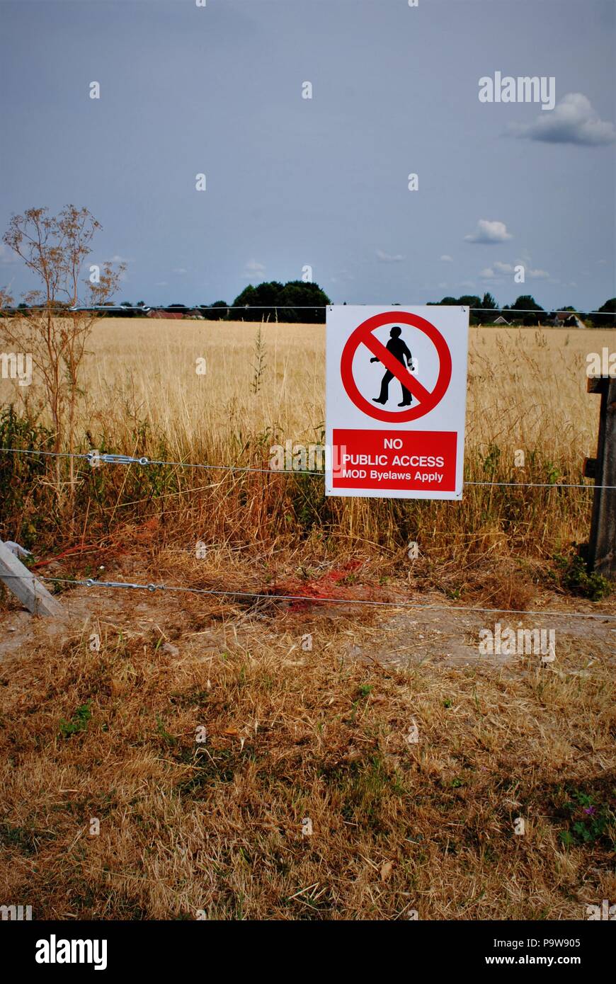 M o D no entry sign on fence of field of dry parched grass Stock Photo ...