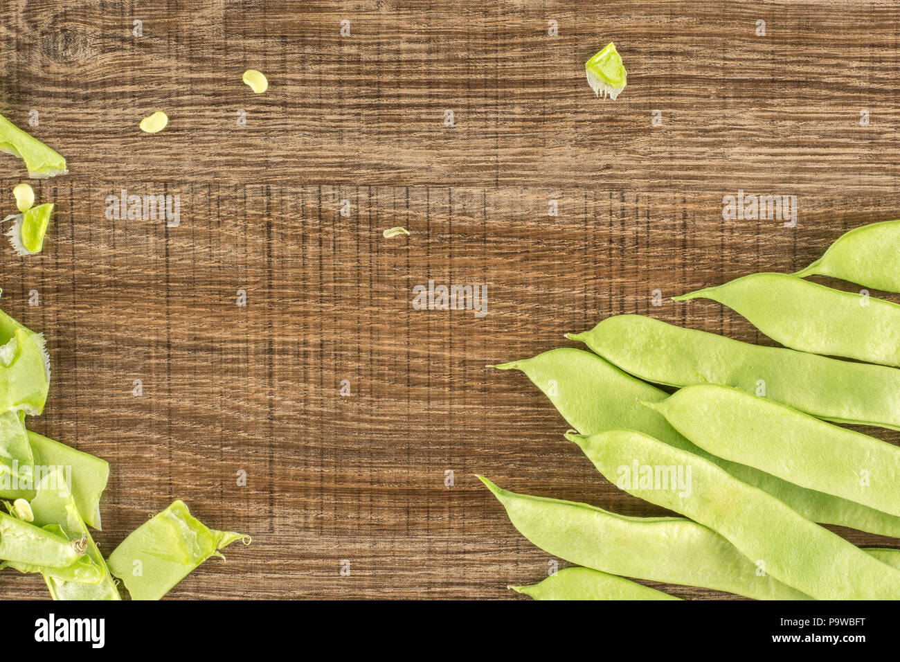 Flat green beans top view isolated on wooden background Stock Photo - Alamy