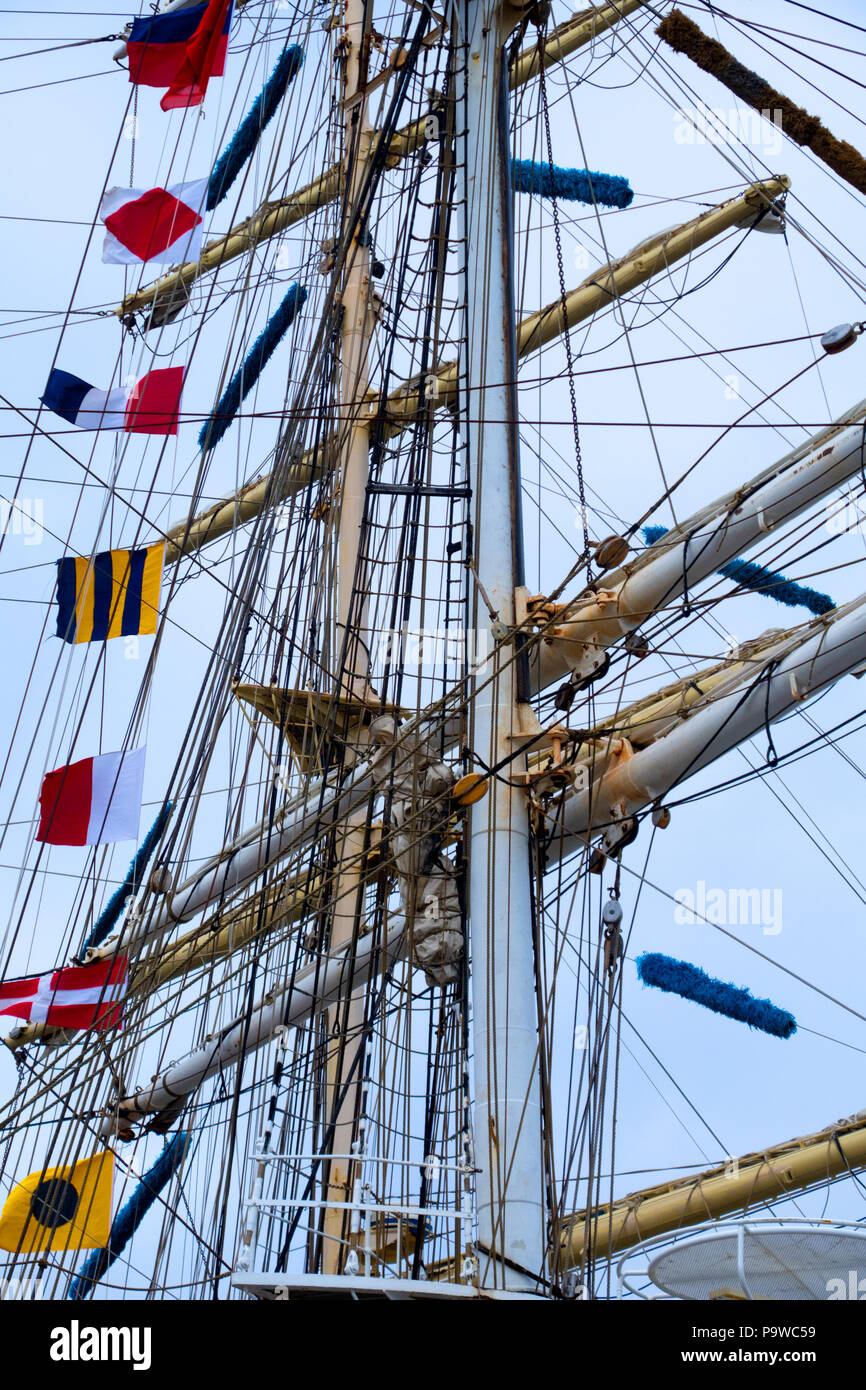 Tall ship masts and rigging Stock Photo - Alamy