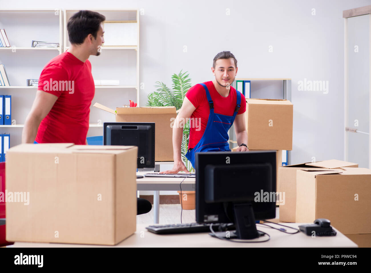 Warehouse employees carrying boxes hi-res stock photography and images ...