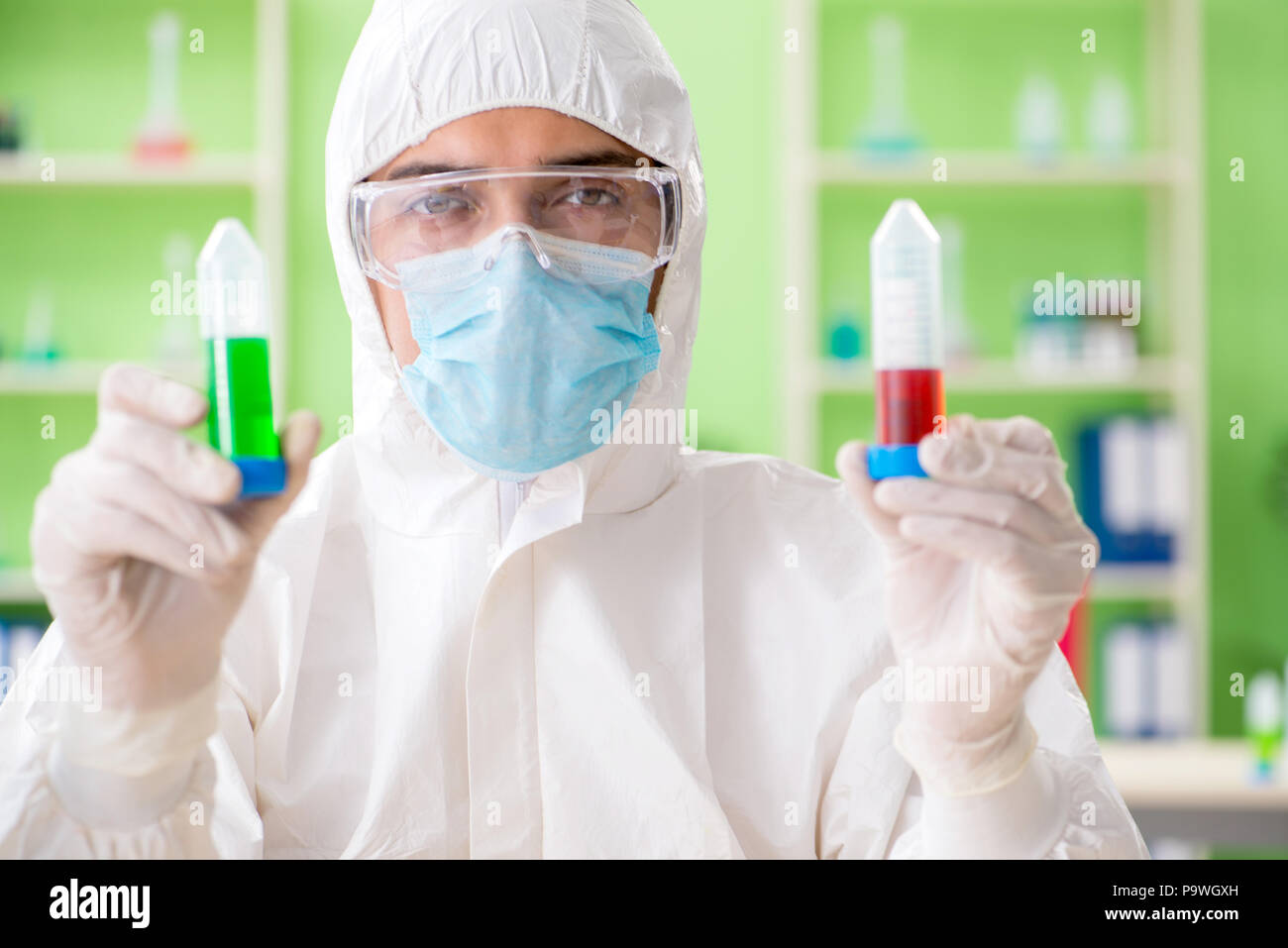 Chemist working in the lab on new experiment Stock Photo - Alamy