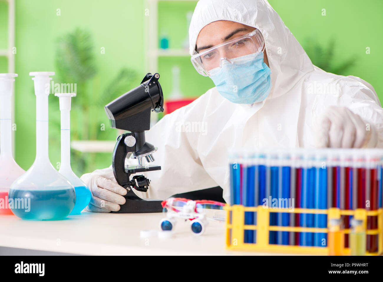 Chemist working in the lab on new experiment Stock Photo - Alamy